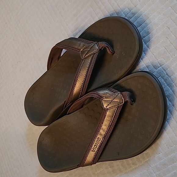 Vionic | Shoes | Vionic Tide Ii Bronze Metallic Leather Orthaheel Flip ...